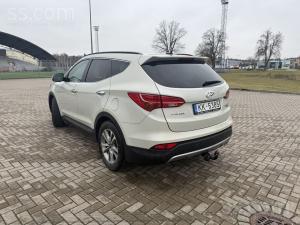 White Hyundai Santa Fe 2015 in Valmiera, with an engine capacity of 2.20 L and mileage of 246 thousand km for 8000 €, photo 4 on AUTOMOTO.COM.LV