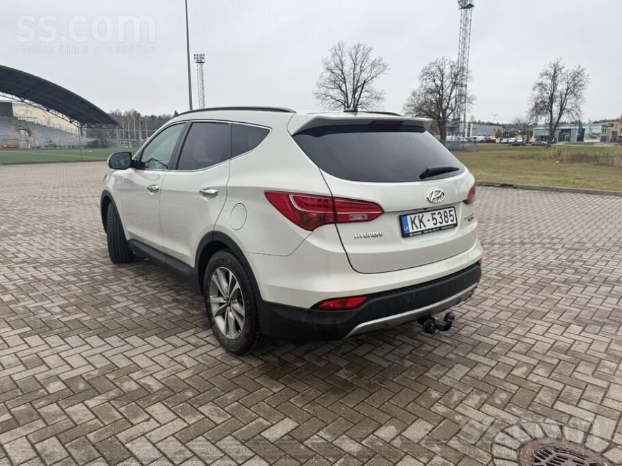 White Hyundai Santa Fe 2015 in Valmiera, with an engine capacity of 2.20 L and mileage of 246 thousand km for 8000 €, photo 4 on AUTOMOTO.COM.LV