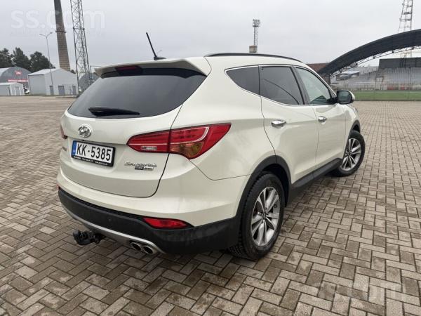 White Hyundai Santa Fe 2015 in Valmiera, with an engine capacity of 2.20 L and mileage of 246 thousand km for 8000 €, photo 5 on AUTOMOTO.COM.LV