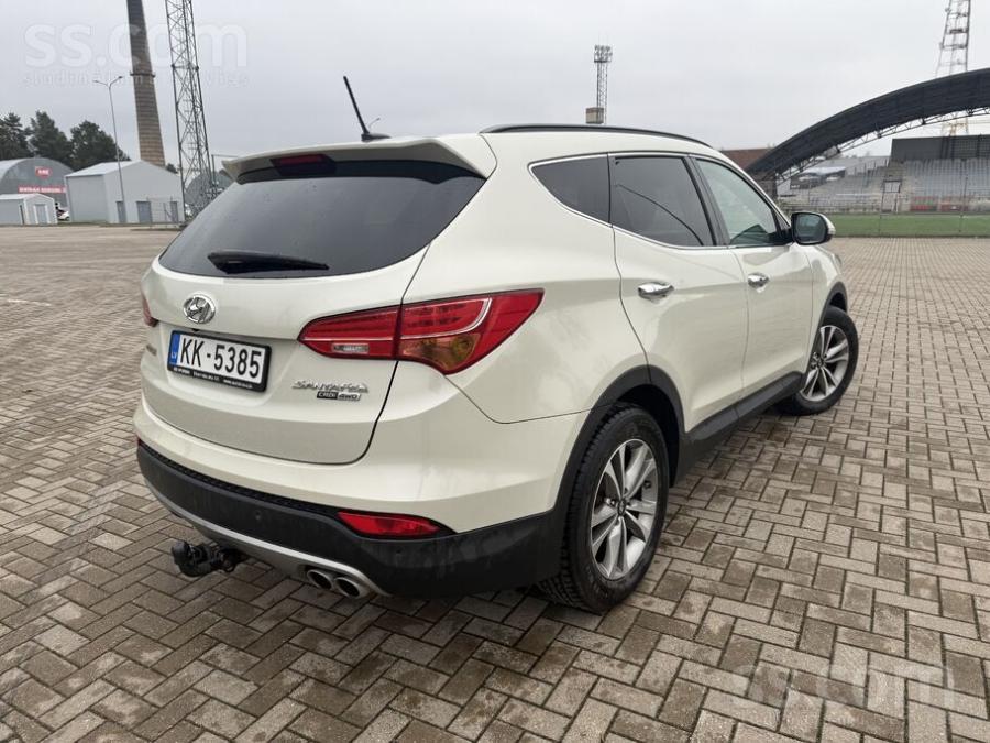 White Hyundai Santa Fe 2015 in Valmiera, with an engine capacity of 2.20 L and mileage of 246 thousand km for 8000 €, photo 5 on AUTOMOTO.COM.LV