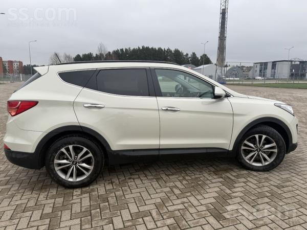 White Hyundai Santa Fe 2015 in Valmiera, with an engine capacity of 2.20 L and mileage of 246 thousand km for 8000 €, photo 6 on AUTOMOTO.COM.LV