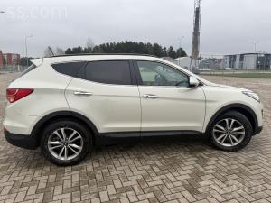 White Hyundai Santa Fe 2015 in Valmiera, with an engine capacity of 2.20 L and mileage of 246 thousand km for 8000 €, photo 6 on AUTOMOTO.COM.LV