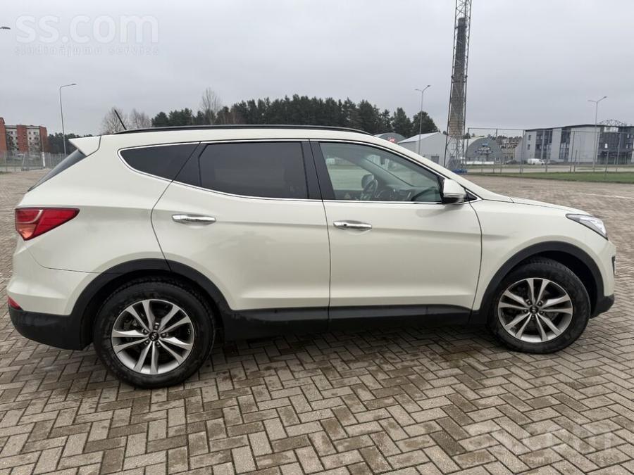 White Hyundai Santa Fe 2015 in Valmiera, with an engine capacity of 2.20 L and mileage of 246 thousand km for 8000 €, photo 6 on AUTOMOTO.COM.LV