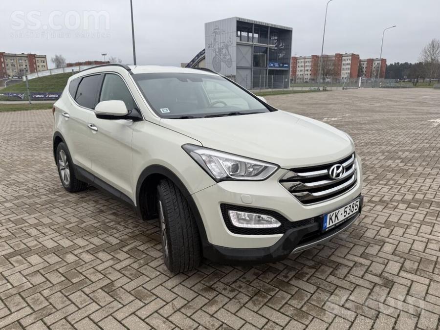 White Hyundai Santa Fe 2015 in Valmiera, with an engine capacity of 2.20 L and mileage of 246 thousand km for 8000 €, photo 7 on AUTOMOTO.COM.LV