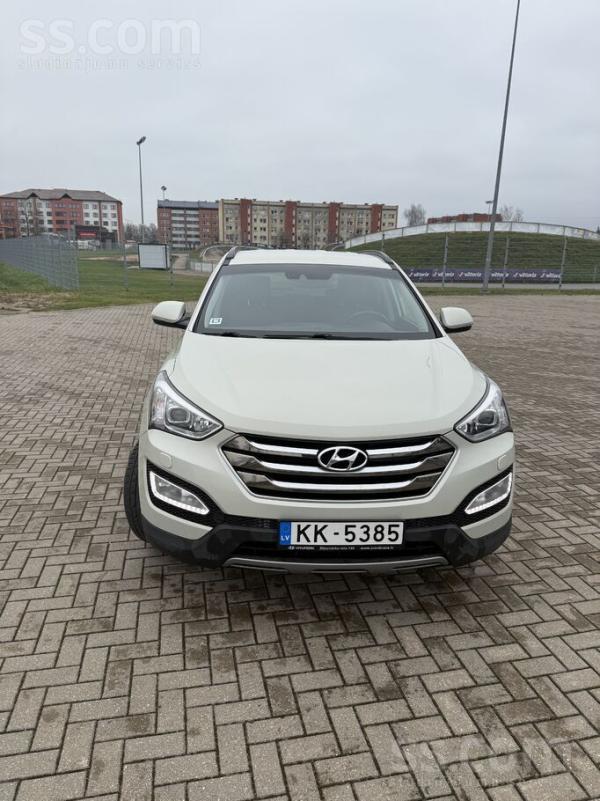 White Hyundai Santa Fe 2015 in Valmiera, with an engine capacity of 2.20 L and mileage of 246 thousand km for 8000 €, photo 8 on AUTOMOTO.COM.LV
