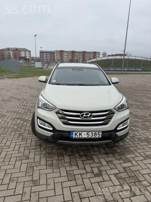 White Hyundai Santa Fe 2015 in Valmiera, with an engine capacity of 2.20 L and mileage of 246 thousand km for 8000 €, photo 8 on AUTOMOTO.COM.LV