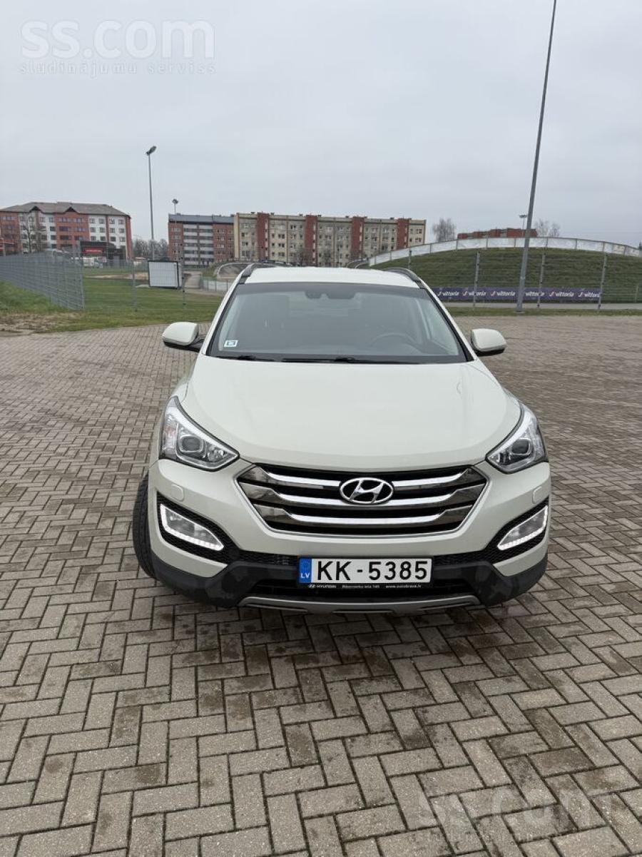 White Hyundai Santa Fe 2015 in Valmiera, with an engine capacity of 2.20 L and mileage of 246 thousand km for 8000 €, photo 8 on AUTOMOTO.COM.LV