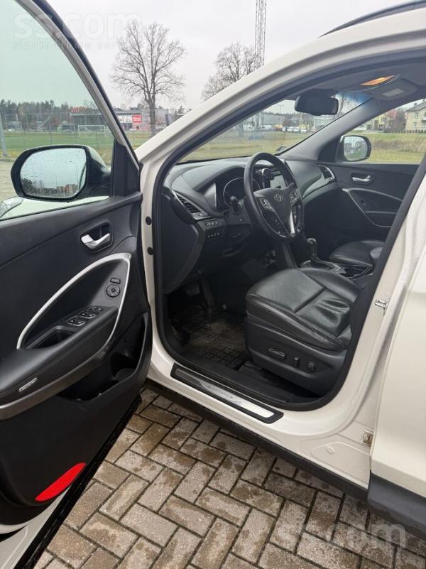 White Hyundai Santa Fe 2015 in Valmiera, with an engine capacity of 2.20 L and mileage of 246 thousand km for 8000 €, photo 9 on AUTOMOTO.COM.LV