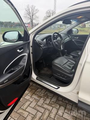 White Hyundai Santa Fe 2015 in Valmiera, with an engine capacity of 2.20 L and mileage of 246 thousand km for 8000 €, photo 9 on AUTOMOTO.COM.LV