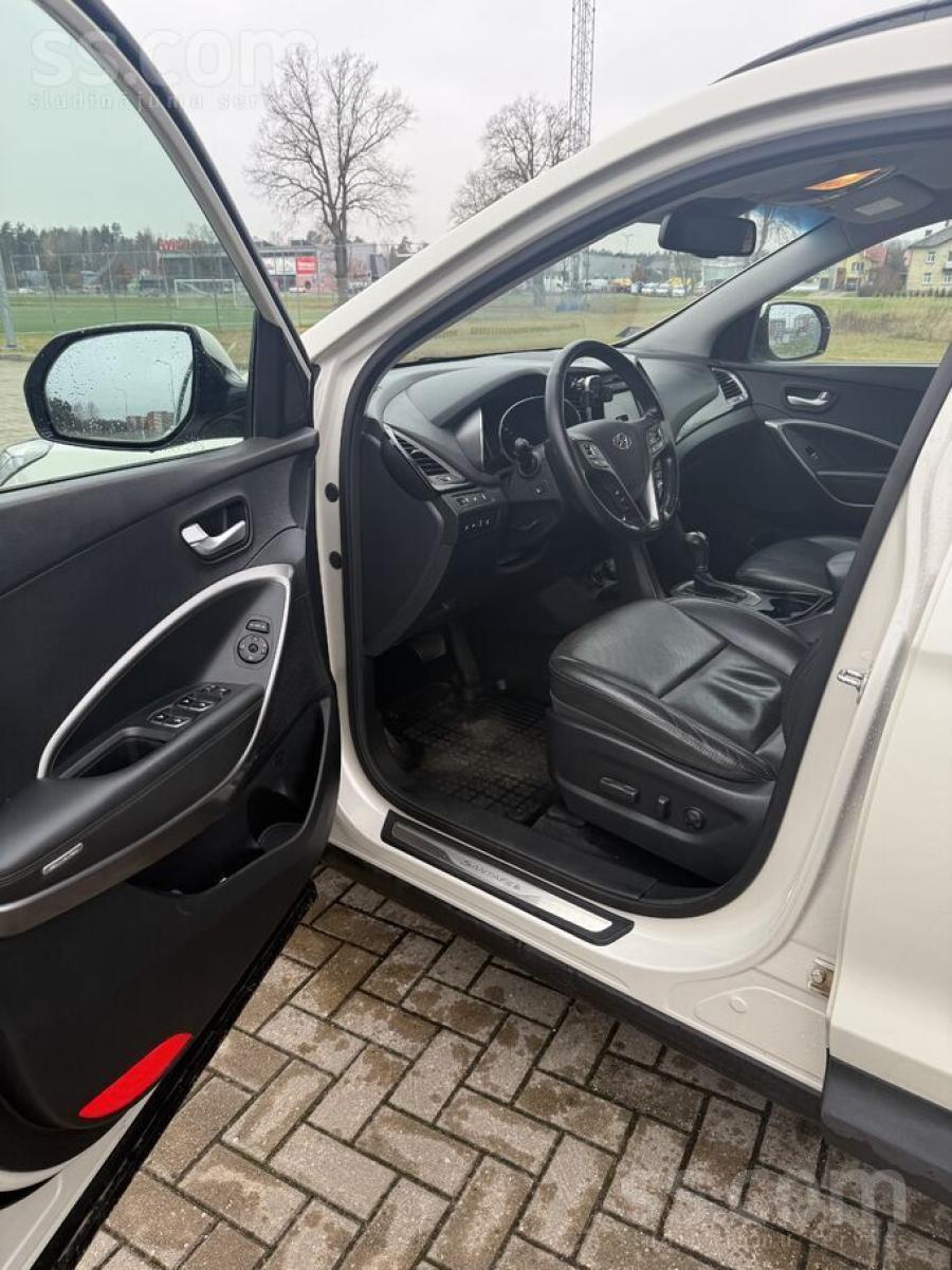 White Hyundai Santa Fe 2015 in Valmiera, with an engine capacity of 2.20 L and mileage of 246 thousand km for 8000 €, photo 9 on AUTOMOTO.COM.LV