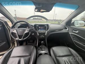 White Hyundai Santa Fe 2015 in Valmiera, with an engine capacity of 2.20 L and mileage of 246 thousand km for 8000 €, photo 10 on AUTOMOTO.COM.LV