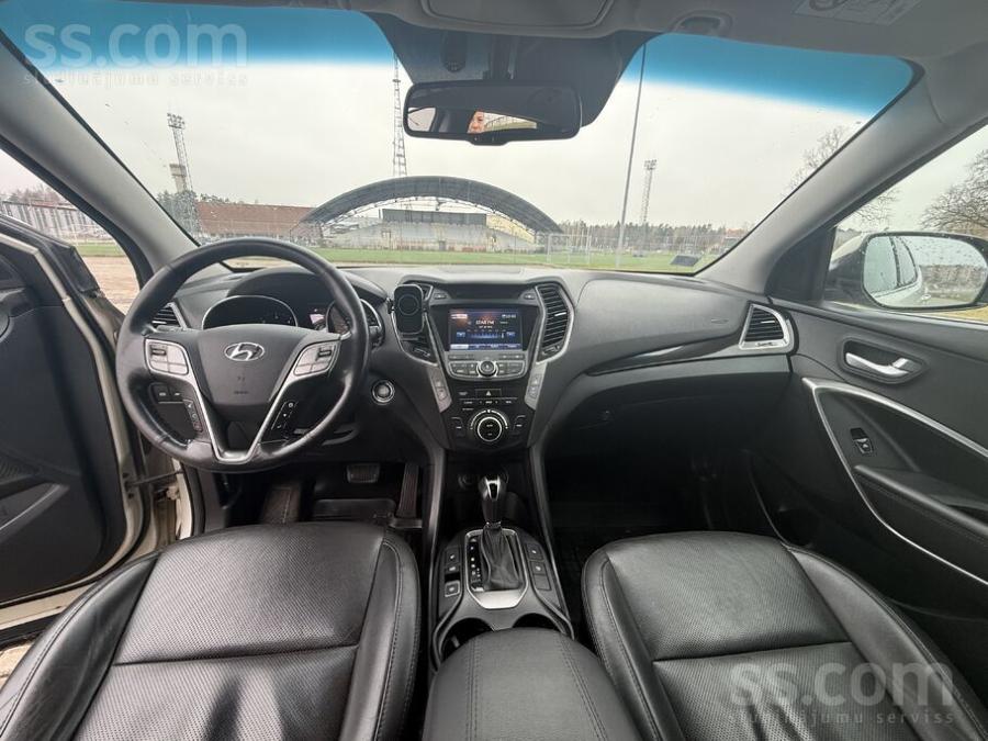 White Hyundai Santa Fe 2015 in Valmiera, with an engine capacity of 2.20 L and mileage of 246 thousand km for 8000 €, photo 10 on AUTOMOTO.COM.LV