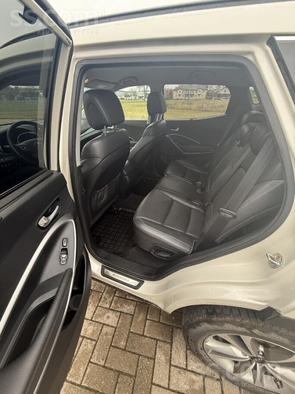 White Hyundai Santa Fe 2015 in Valmiera, with an engine capacity of 2.20 L and mileage of 246 thousand km for 8000 €, photo 11 on AUTOMOTO.COM.LV