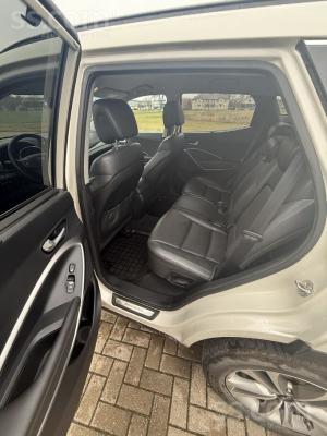 White Hyundai Santa Fe 2015 in Valmiera, with an engine capacity of 2.20 L and mileage of 246 thousand km for 8000 €, photo 11 on AUTOMOTO.COM.LV
