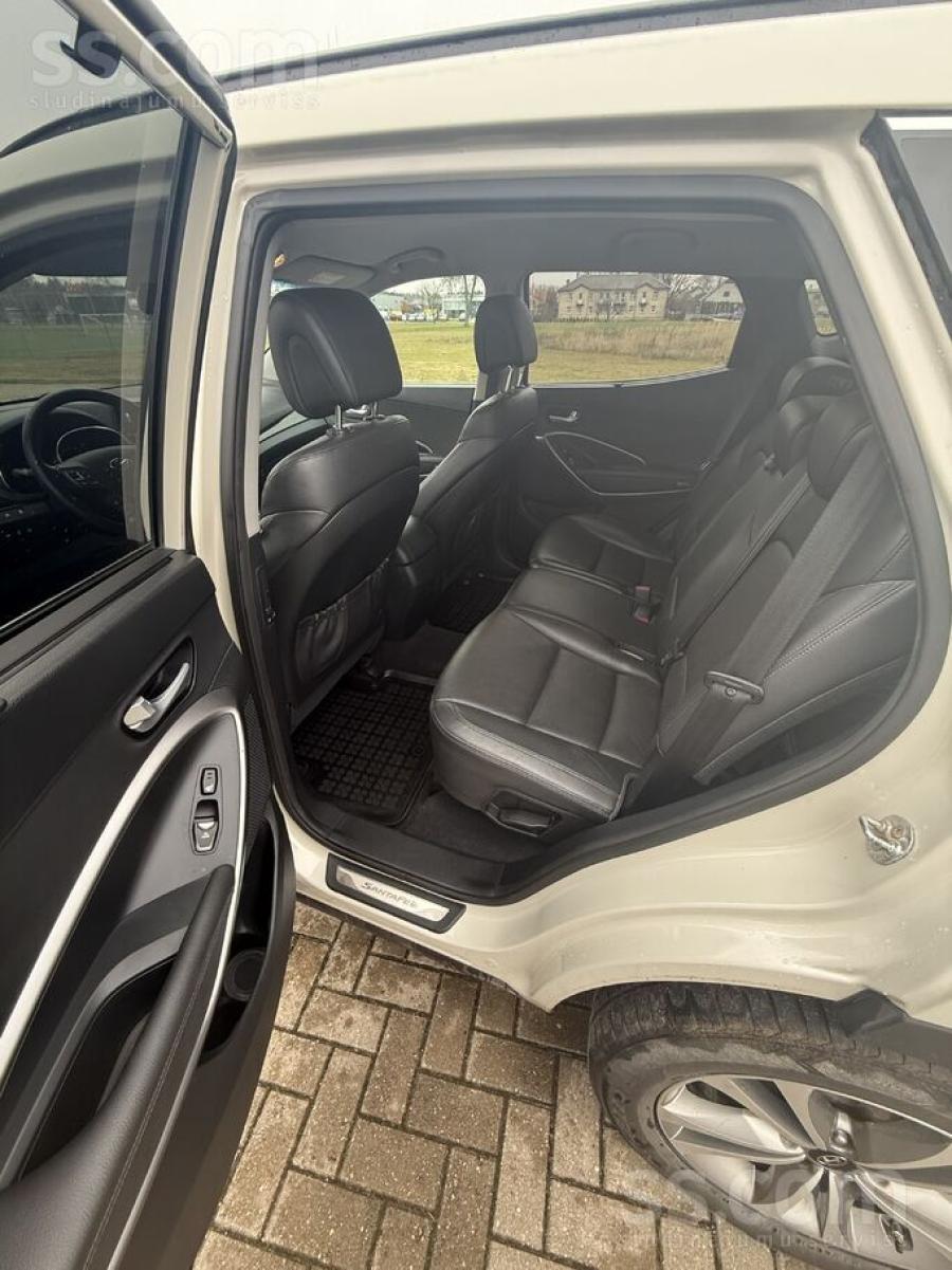 White Hyundai Santa Fe 2015 in Valmiera, with an engine capacity of 2.20 L and mileage of 246 thousand km for 8000 €, photo 11 on AUTOMOTO.COM.LV