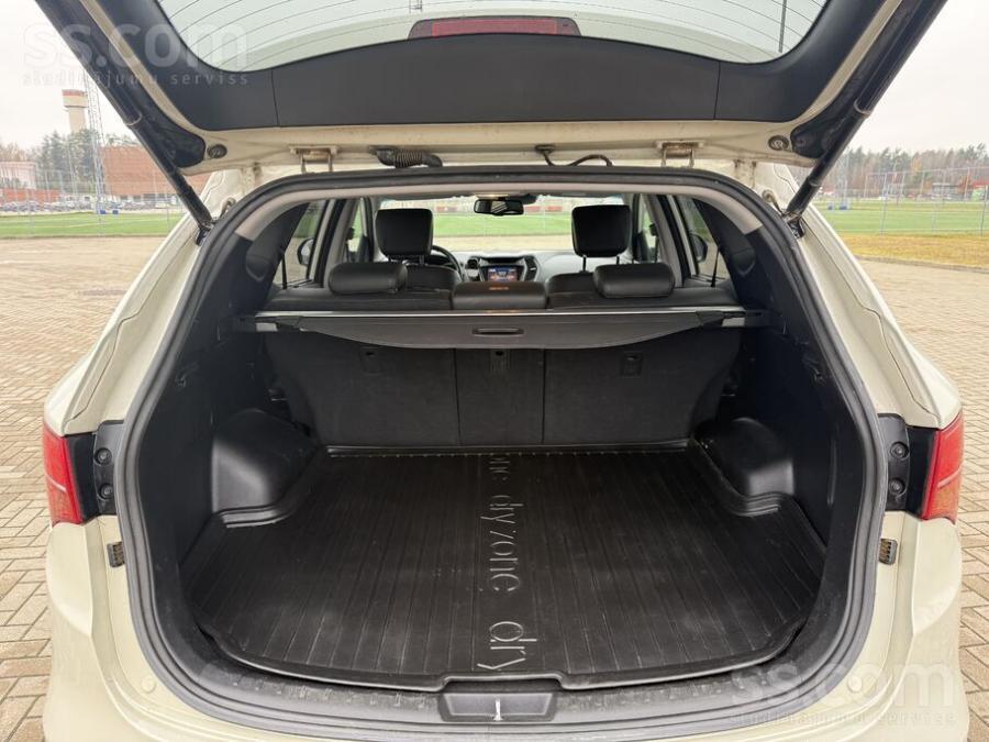 White Hyundai Santa Fe 2015 in Valmiera, with an engine capacity of 2.20 L and mileage of 246 thousand km for 8000 €, photo 12 on AUTOMOTO.COM.LV