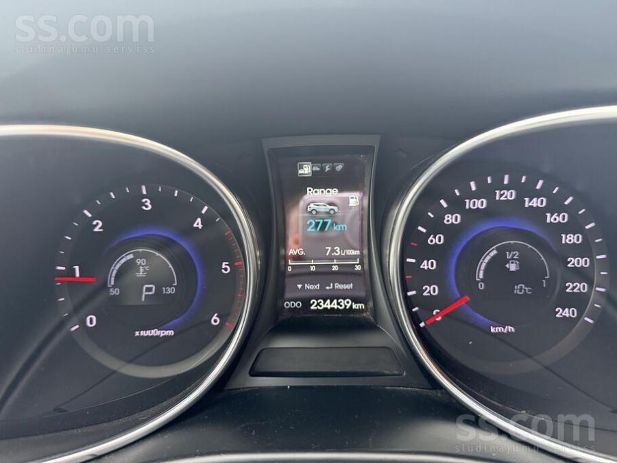 White Hyundai Santa Fe 2015 in Valmiera, with an engine capacity of 2.20 L and mileage of 246 thousand km for 8000 €, photo 13 on AUTOMOTO.COM.LV