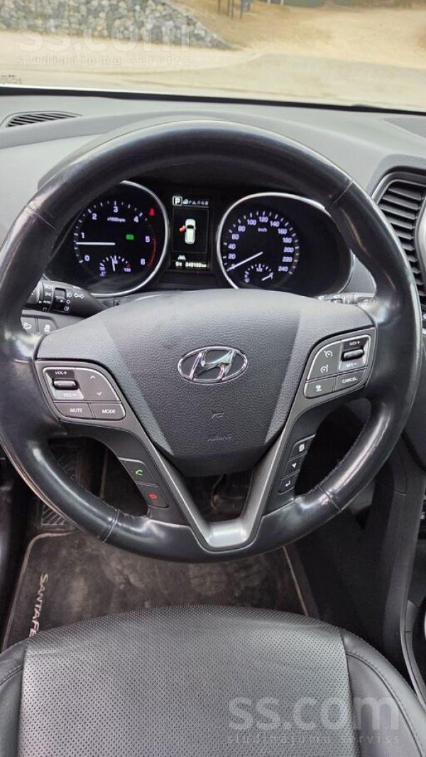 White Hyundai Santa Fe 2015 in Tukums, with an engine capacity of 2.20 L and mileage of 255 thousand km for 12000 €, photo 11 on AUTOMOTO.COM.LV