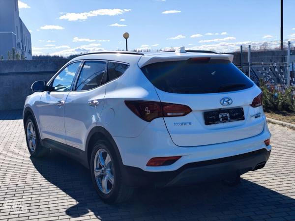 White Hyundai Santa Fe 2016 in Siauliai, with an engine capacity of 2.20 L and mileage of 197 thousand km for 14500 €, photo 5 on AUTOMOTO.COM.LV