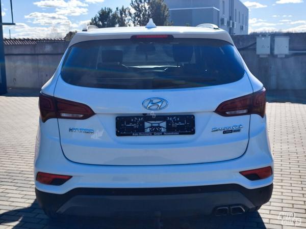 White Hyundai Santa Fe 2016 in Siauliai, with an engine capacity of 2.20 L and mileage of 197 thousand km for 14500 €, photo 6 on AUTOMOTO.COM.LV