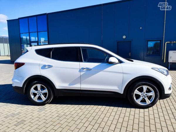 White Hyundai Santa Fe 2016 in Siauliai, with an engine capacity of 2.20 L and mileage of 197 thousand km for 14500 €, photo 7 on AUTOMOTO.COM.LV