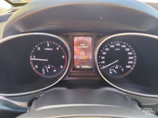 White Hyundai Santa Fe 2016 in Siauliai, with an engine capacity of 2.20 L and mileage of 197 thousand km for 14500 €, photo 10 on AUTOMOTO.COM.LV