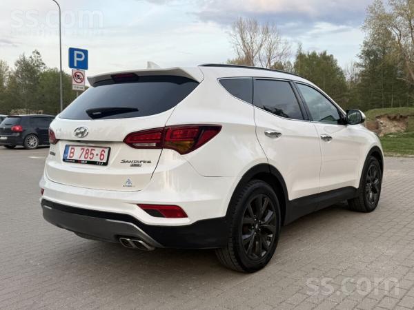 White Hyundai Santa Fe 2016 in Liepaja, with an engine capacity of 2.20 L and mileage of 207 thousand km for 10400 €, photo 2 on AUTOMOTO.COM.LV