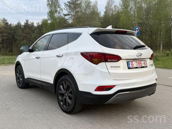 White Hyundai Santa Fe 2016 in Liepaja, with an engine capacity of 2.20 L and mileage of 207 thousand km for 10400 €, photo 4 on AUTOMOTO.COM.LV