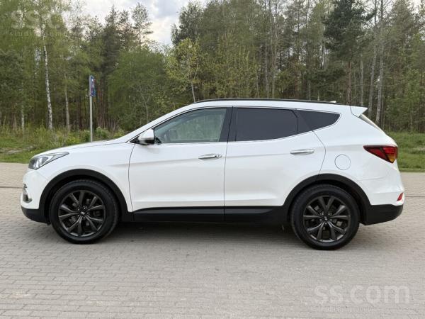 White Hyundai Santa Fe 2016 in Liepaja, with an engine capacity of 2.20 L and mileage of 207 thousand km for 10400 €, photo 6 on AUTOMOTO.COM.LV