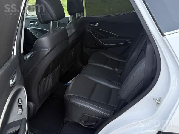White Hyundai Santa Fe 2016 in Liepaja, with an engine capacity of 2.20 L and mileage of 207 thousand km for 10400 €, photo 10 on AUTOMOTO.COM.LV