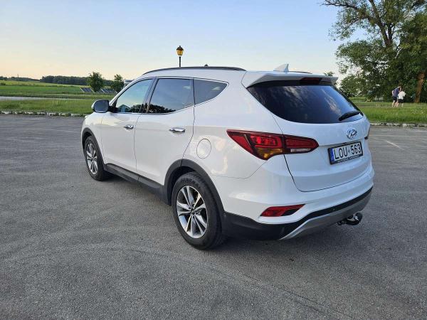 White Hyundai Santa Fe 2016 in Panevezys, with an engine capacity of 2.20 L and mileage of 259 thousand km for 12900 €, photo 3 on AUTOMOTO.COM.LV