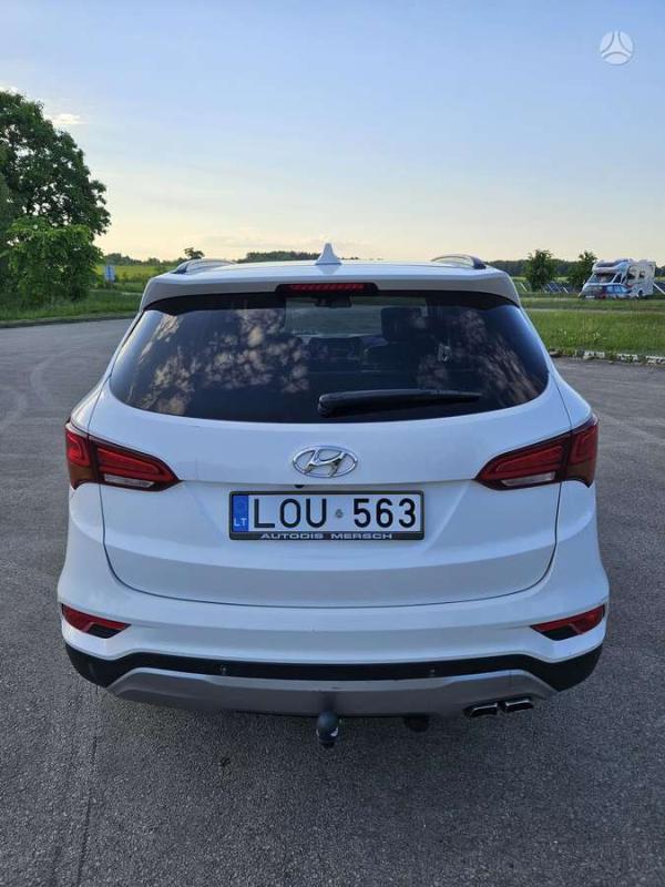 White Hyundai Santa Fe 2016 in Panevezys, with an engine capacity of 2.20 L and mileage of 259 thousand km for 12900 €, photo 4 on AUTOMOTO.COM.LV