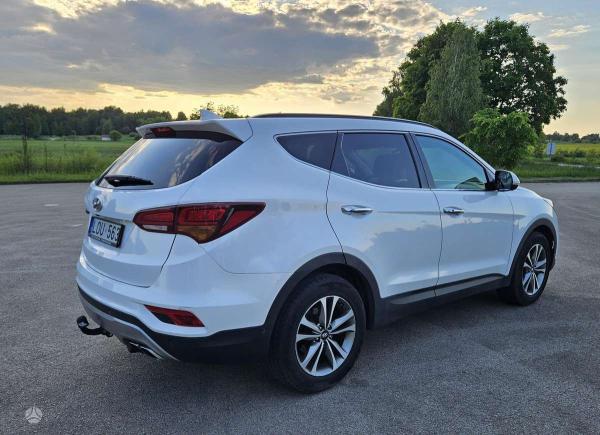 White Hyundai Santa Fe 2016 in Panevezys, with an engine capacity of 2.20 L and mileage of 259 thousand km for 12900 €, photo 5 on AUTOMOTO.COM.LV
