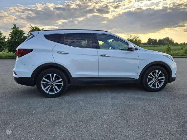 White Hyundai Santa Fe 2016 in Panevezys, with an engine capacity of 2.20 L and mileage of 259 thousand km for 12900 €, photo 6 on AUTOMOTO.COM.LV