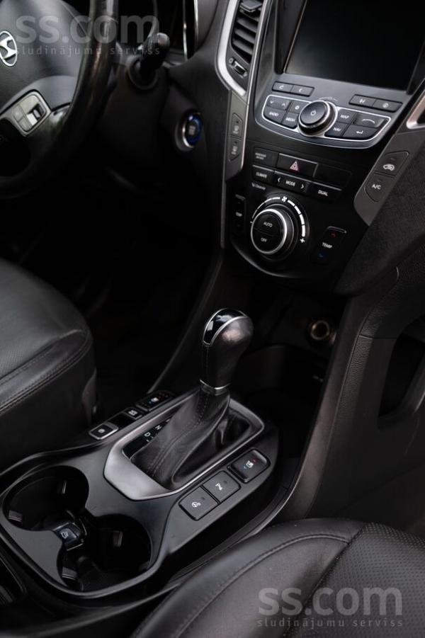 Balts Hyundai Santa Fe 2016 Rīga, ar dzinēja tilpumu 2.20 L un nobraukumu 251 tūkst. km par 10800 €, foto 4 vietnē AUTOMOTO.COM.LV
