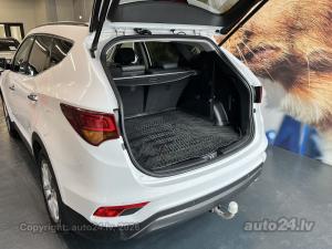 White Hyundai Santa Fe 2017 in Tallinn, with an engine capacity of 2.20 L and mileage of 195 thousand km for 16300 €, photo 5 on AUTOMOTO.COM.LV