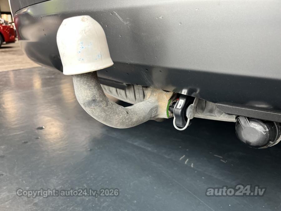 White Hyundai Santa Fe 2017 in Tallinn, with an engine capacity of 2.20 L and mileage of 195 thousand km for 16300 €, photo 6 on AUTOMOTO.COM.LV
