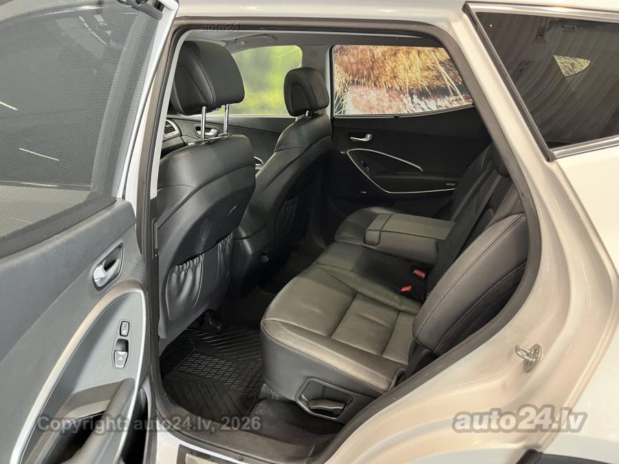 White Hyundai Santa Fe 2017 in Tallinn, with an engine capacity of 2.20 L and mileage of 195 thousand km for 16300 €, photo 8 on AUTOMOTO.COM.LV