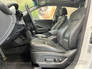 White Hyundai Santa Fe 2017 in Tallinn, with an engine capacity of 2.20 L and mileage of 195 thousand km for 16300 €, photo 10 on AUTOMOTO.COM.LV