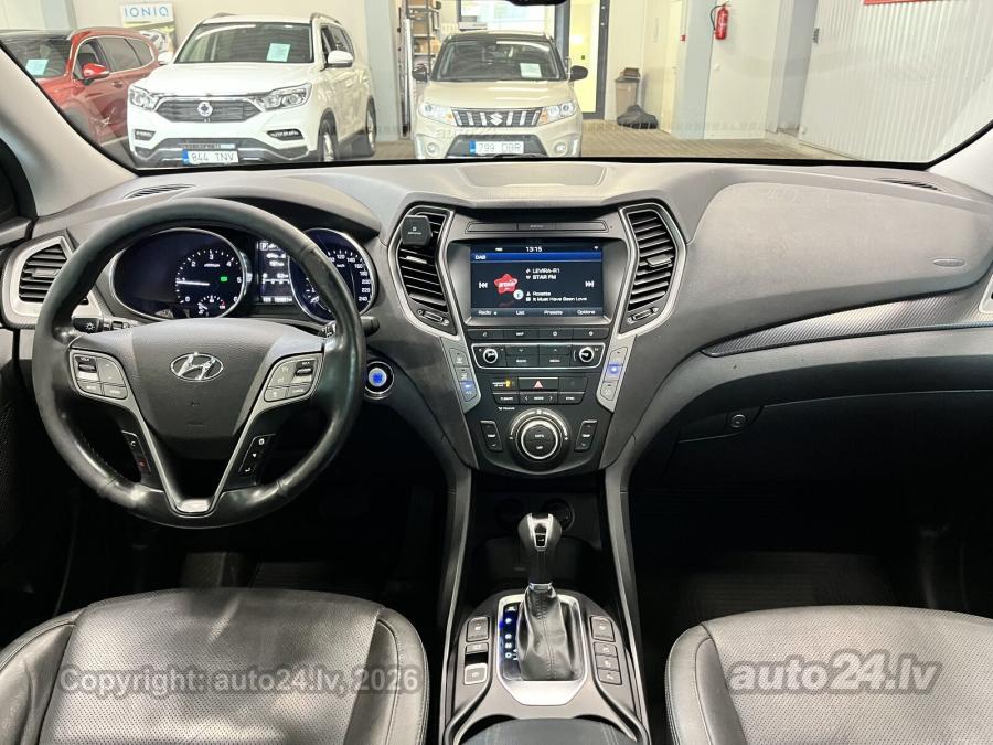 White Hyundai Santa Fe 2017 in Tallinn, with an engine capacity of 2.20 L and mileage of 195 thousand km for 16300 €, photo 12 on AUTOMOTO.COM.LV