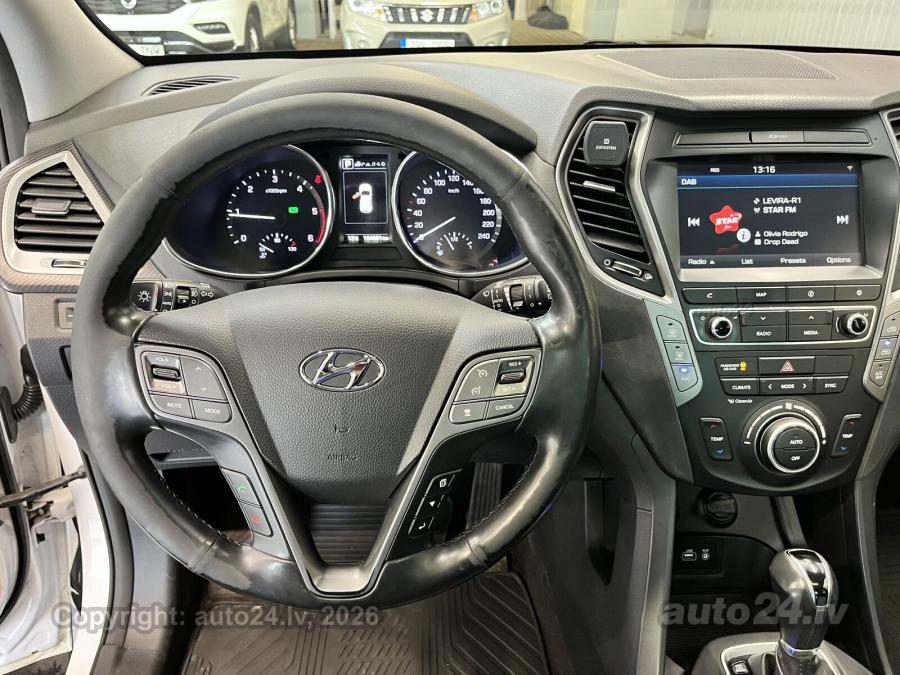 White Hyundai Santa Fe 2017 in Tallinn, with an engine capacity of 2.20 L and mileage of 195 thousand km for 16300 €, photo 13 on AUTOMOTO.COM.LV