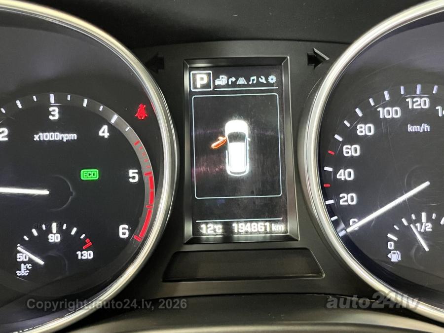 White Hyundai Santa Fe 2017 in Tallinn, with an engine capacity of 2.20 L and mileage of 195 thousand km for 16300 €, photo 14 on AUTOMOTO.COM.LV