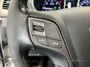 White Hyundai Santa Fe 2017 in Tallinn, with an engine capacity of 2.20 L and mileage of 195 thousand km for 16300 €, photo 16 on AUTOMOTO.COM.LV