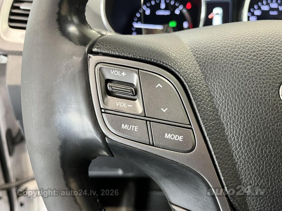 White Hyundai Santa Fe 2017 in Tallinn, with an engine capacity of 2.20 L and mileage of 195 thousand km for 16300 €, photo 16 on AUTOMOTO.COM.LV