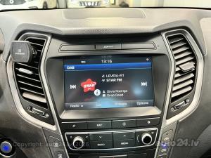White Hyundai Santa Fe 2017 in Tallinn, with an engine capacity of 2.20 L and mileage of 195 thousand km for 16300 €, photo 18 on AUTOMOTO.COM.LV