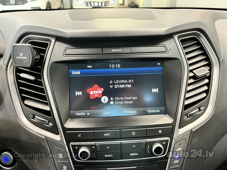 White Hyundai Santa Fe 2017 in Tallinn, with an engine capacity of 2.20 L and mileage of 195 thousand km for 16300 €, photo 18 on AUTOMOTO.COM.LV