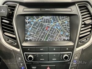 White Hyundai Santa Fe 2017 in Tallinn, with an engine capacity of 2.20 L and mileage of 195 thousand km for 16300 €, photo 19 on AUTOMOTO.COM.LV