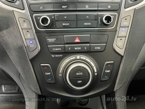 White Hyundai Santa Fe 2017 in Tallinn, with an engine capacity of 2.20 L and mileage of 195 thousand km for 16300 €, photo 21 on AUTOMOTO.COM.LV