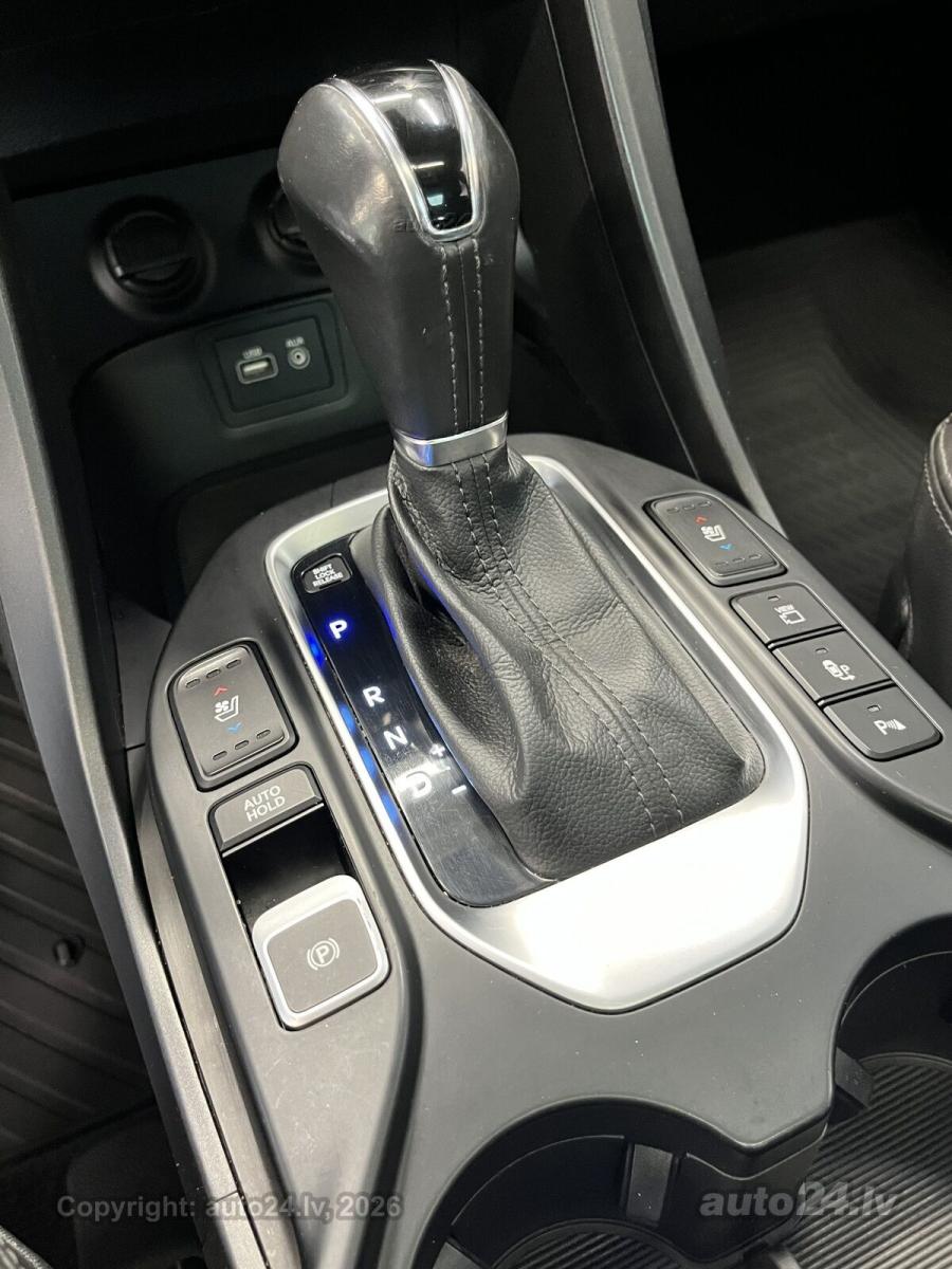 White Hyundai Santa Fe 2017 in Tallinn, with an engine capacity of 2.20 L and mileage of 195 thousand km for 16300 €, photo 22 on AUTOMOTO.COM.LV
