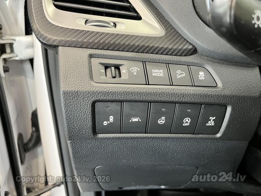White Hyundai Santa Fe 2017 in Tallinn, with an engine capacity of 2.20 L and mileage of 195 thousand km for 16300 €, photo 24 on AUTOMOTO.COM.LV
